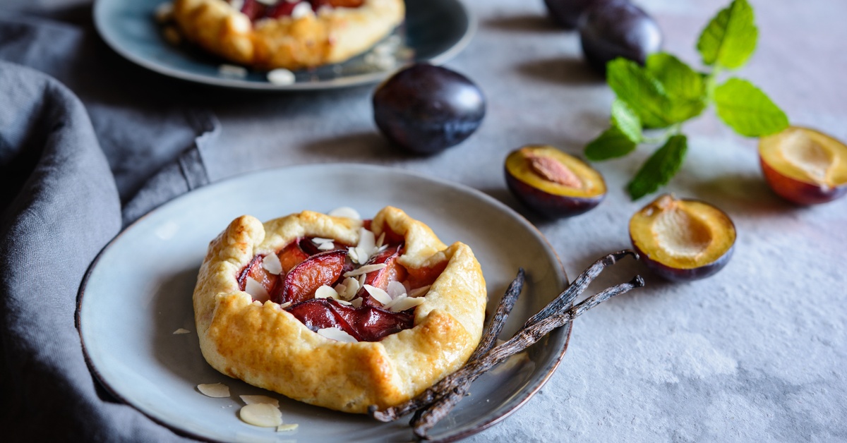 8 Sweet Summer Recipes to Make With Plums - Dailybreak