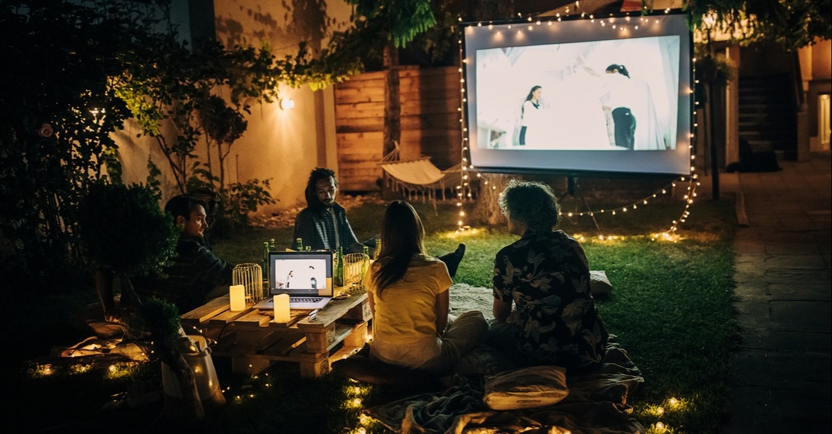 8 Clutch Accessories For A Chill Backyard Movie Night - Dailybreak