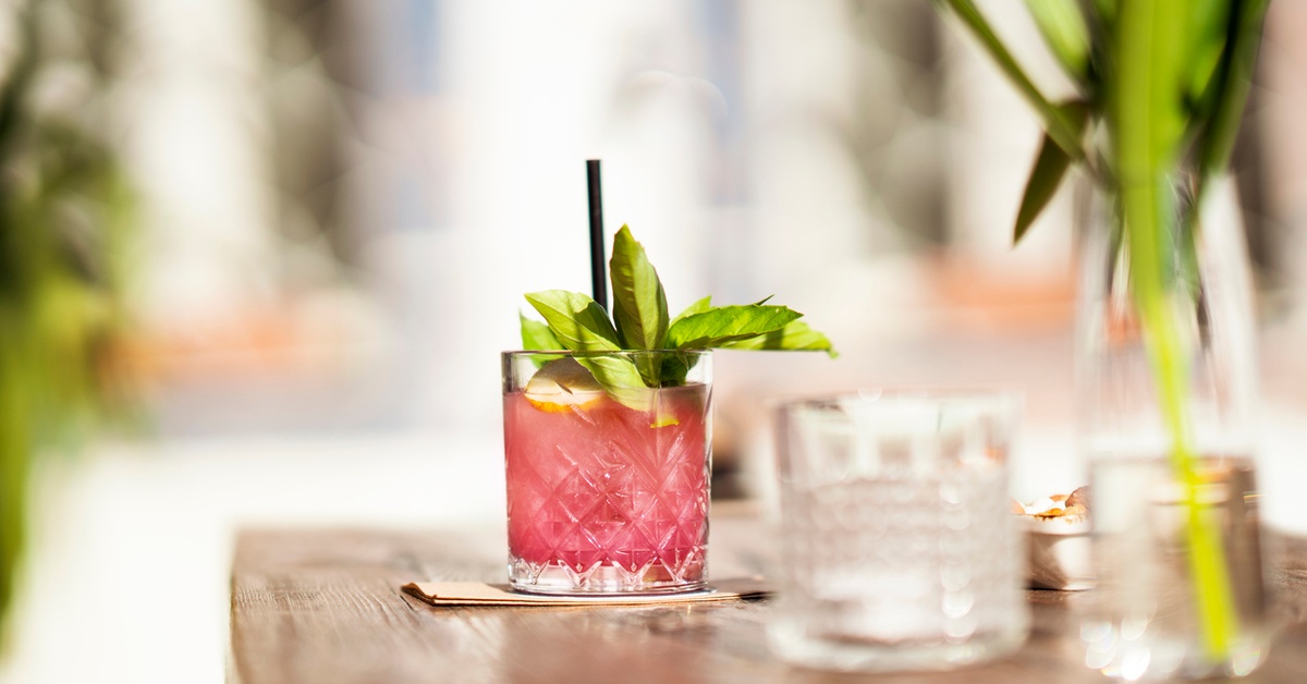 Take That Cocoa Bomb Mold and Turn It Into a Useful Cocktail - Dailybreak