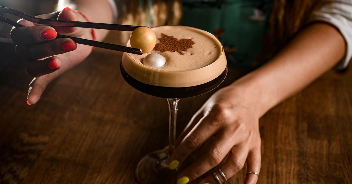 9 Fancy Ways to Garnish Cocktails and Mocktails - Dailybreak