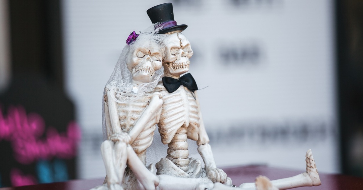 Here's How to Have a Spooky Chic Halloween-Inspired Wedding - Dailybreak